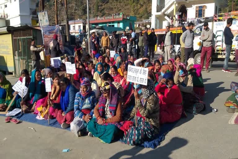 उत्‍तराखंड न्यूज़ : मातली के ग्रामीणों ने आईटीबीपी के खिलाफ दिया धरना ...